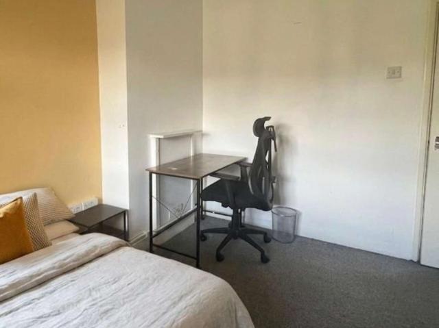 4 Bedroom Shared Living/roommate London London 103844555