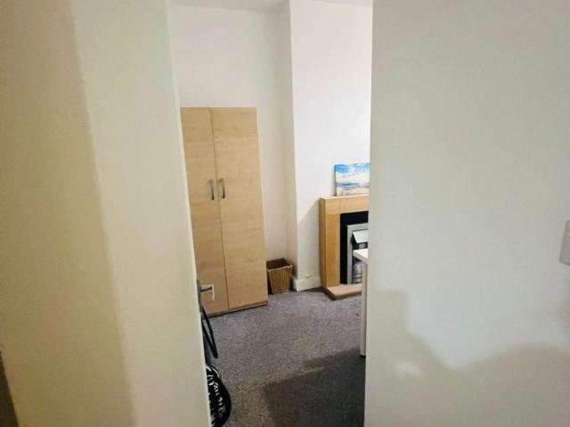 4 Bedroom Shared Living/roommate London London 103844556