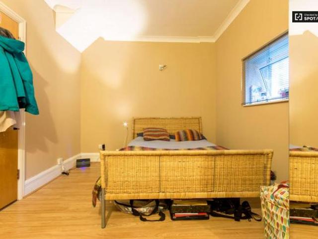 4 Bedroom Shared Living/roommate London London 44482551