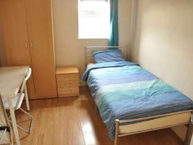 4 Bedroom Shared Living/roommate London London 90559441
