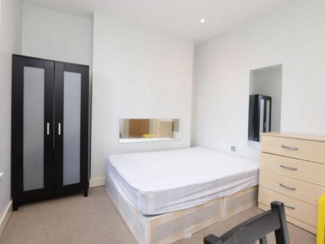 4 Bedroom Shared Living/roommate London London 90559473