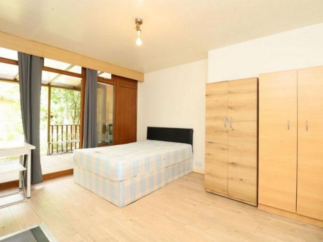 4 Bedroom Shared Living/roommate London London 90559502