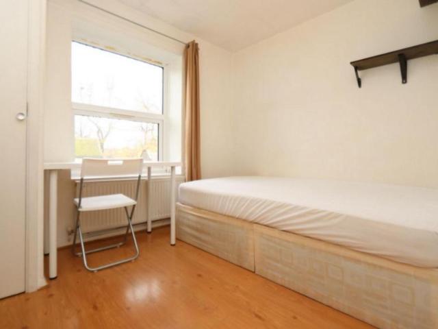 4 Bedroom Shared Living/roommate London London 90559727