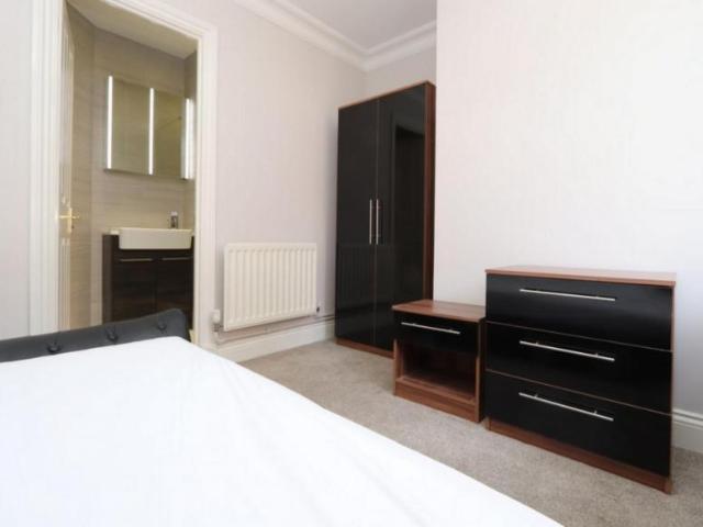 4 Bedroom Shared Living/roommate London London 90559734