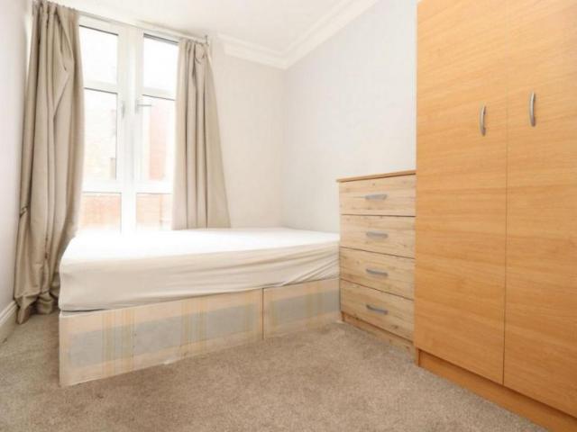 4 Bedroom Shared Living/roommate London London 90559735