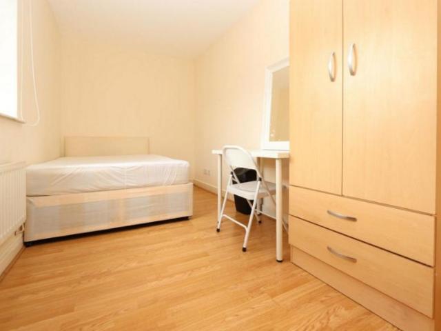 4 Bedroom Shared Living/roommate London London 90559760