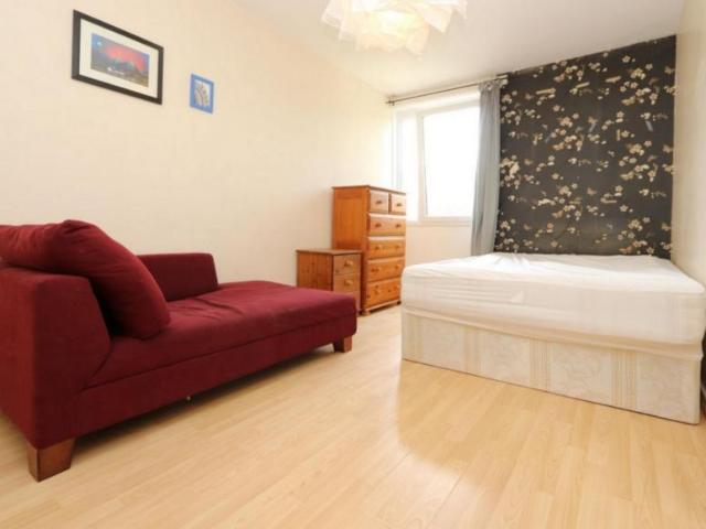 4 Bedroom Shared Living/roommate London London 90559823