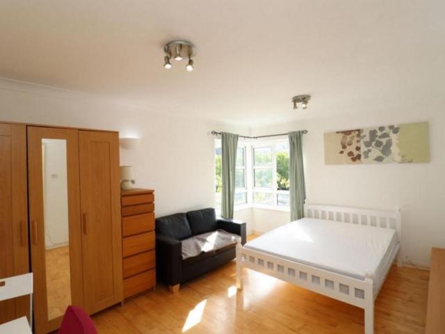 4 Bedroom Shared Living/roommate London London 90559912
