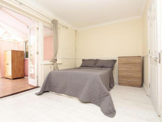 4 Bedroom Shared Living/roommate London London 90559944
