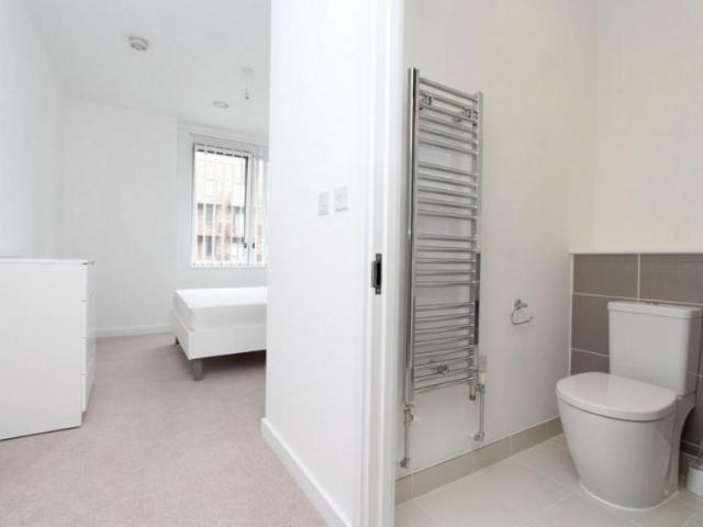 4 Bedroom Shared Living/roommate London London 90559982