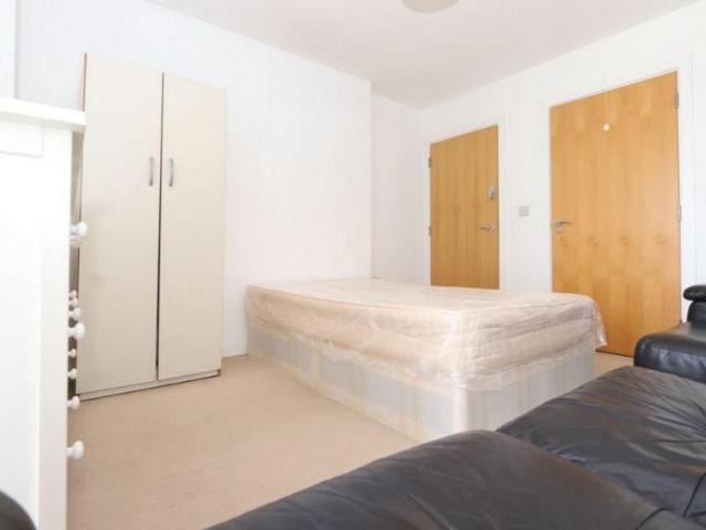 4 Bedroom Shared Living/roommate London London 90559997
