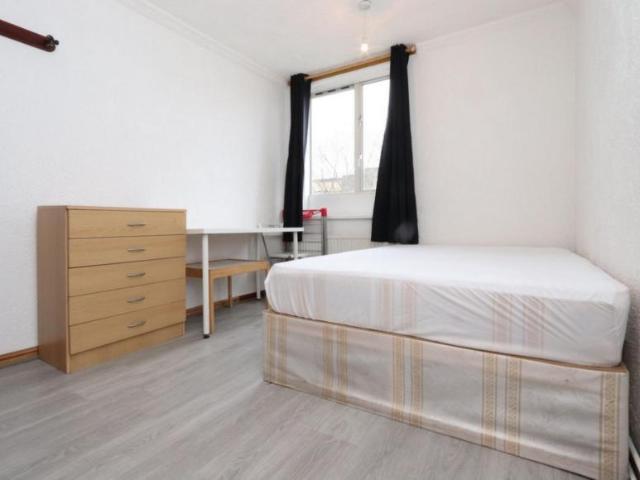 4 Bedroom Shared Living/roommate London London 90559266