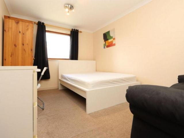 4 Bedroom Shared Living/roommate London London 90559364