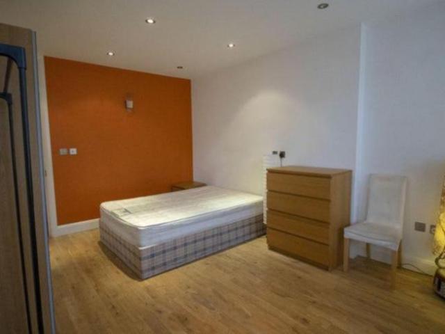 4 Bedroom Shared Living/roommate London London 90560653