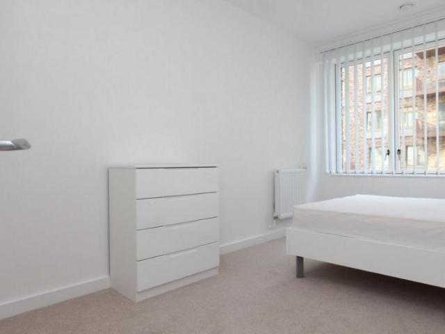 4 Bedroom Shared Living/roommate London London 90560000