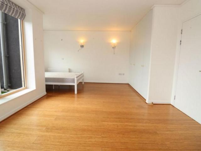 4 Bedroom Shared Living/roommate London London 90560014