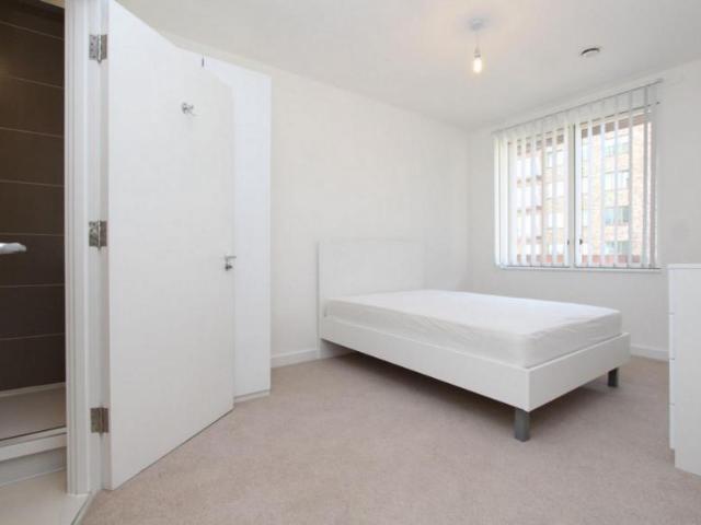 4 Bedroom Shared Living/roommate London London 90560028