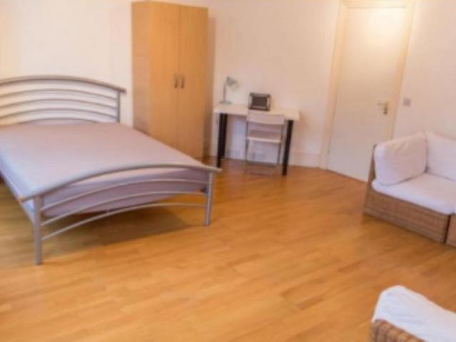 4 Bedroom Shared Living/roommate London London 90560084