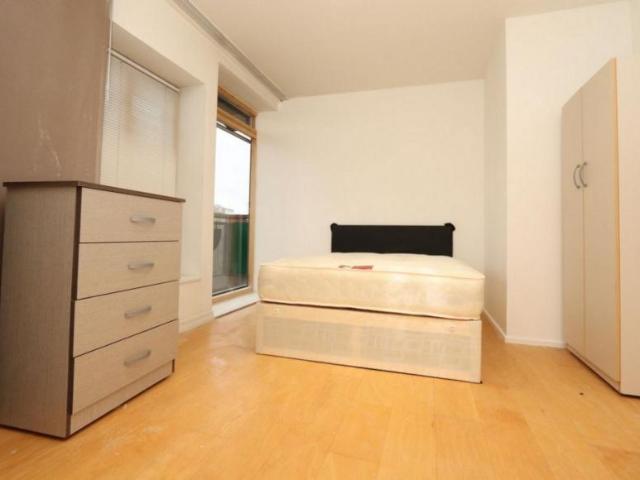 4 Bedroom Shared Living/roommate London London 90560204