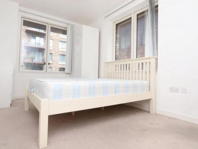 4 Bedroom Shared Living/roommate London London 90560273