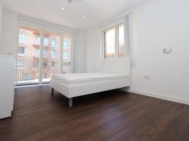 4 Bedroom Shared Living/roommate London London 90560339