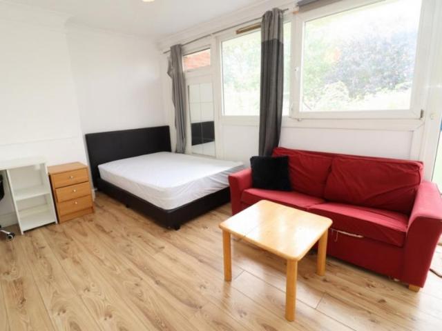 4 Bedroom Shared Living/roommate London London 90561421