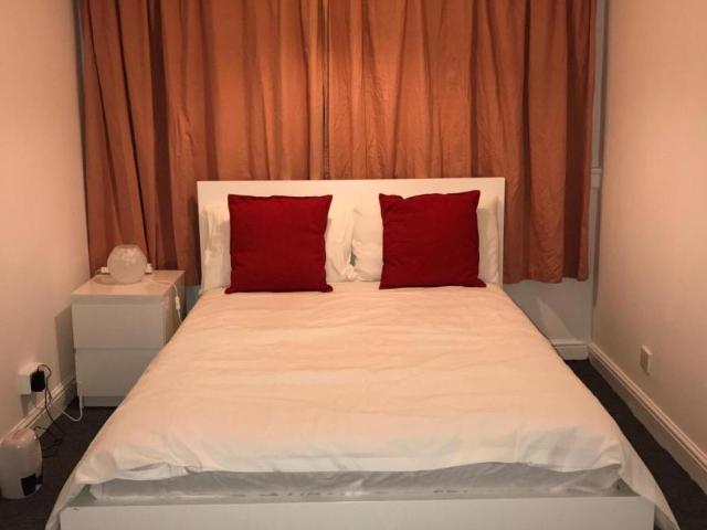 4 Bedroom Shared Living/roommate London London 90561432