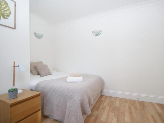 4 Bedroom Shared Living/roommate London London 90562415