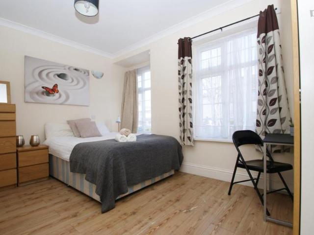 4 Bedroom Shared Living/roommate London London 90562389