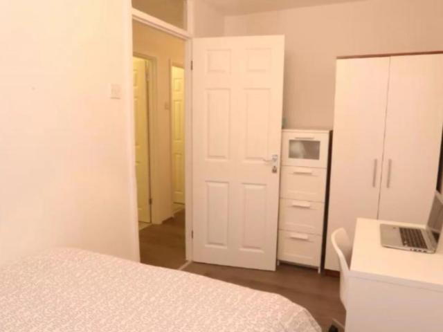 4 Bedroom Shared Living/roommate London London 90563478