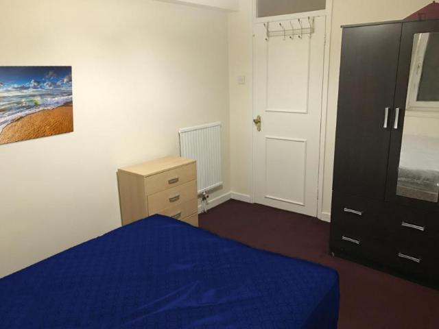 4 Bedroom Shared Living/roommate London London 90563653