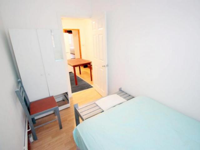 4 Bedroom Shared Living/roommate London London 90563139