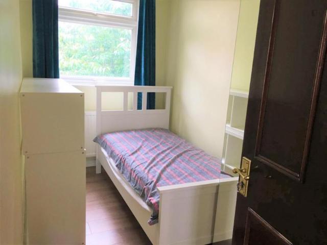 4 Bedroom Shared Living/roommate London London 90563157
