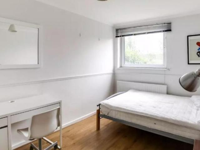 4 Bedroom Shared Living/roommate London London 90563278