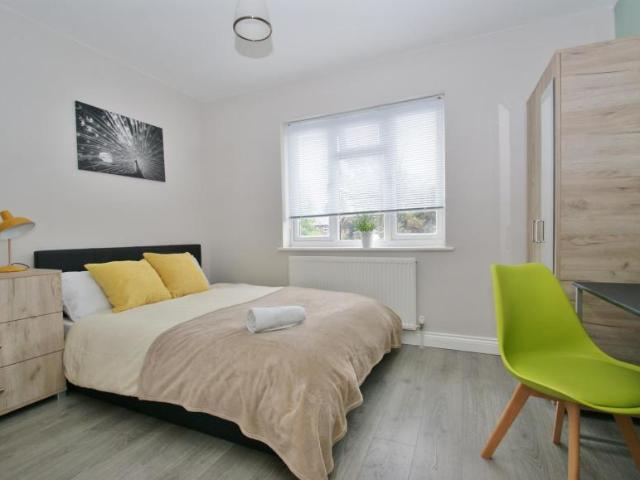 4 Bedroom Shared Living/roommate London London 90563294