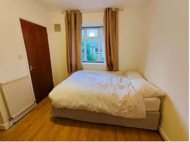 4 Bedroom Shared Living/roommate London London 90244129