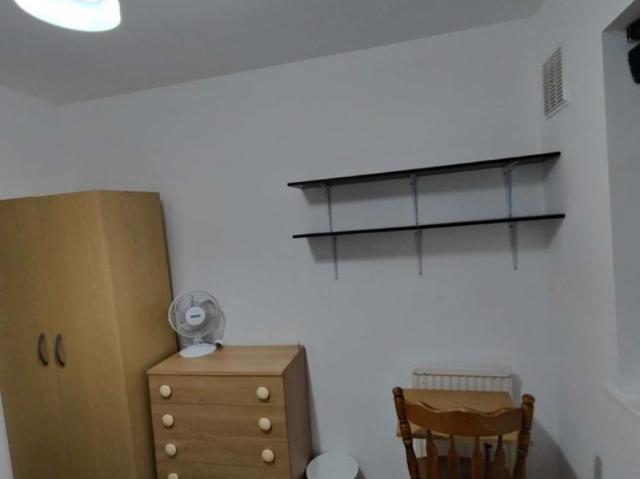 4 Bedroom Shared Living/roommate London London 90244131