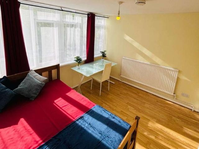 4 Bedroom Shared Living/roommate London London 95662926