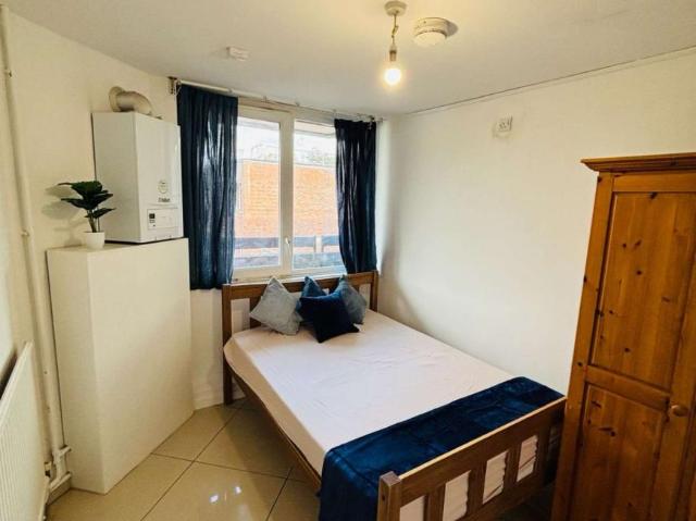 4 Bedroom Shared Living/roommate London London 95662932