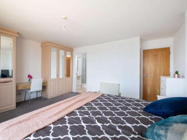 4 Bedroom Shared Living/roommate London London 95119400