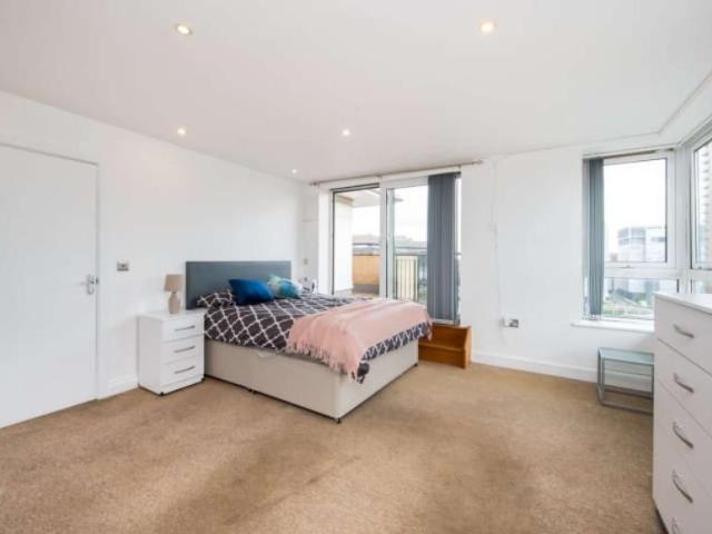 4 Bedroom Shared Living/roommate London London 95119602