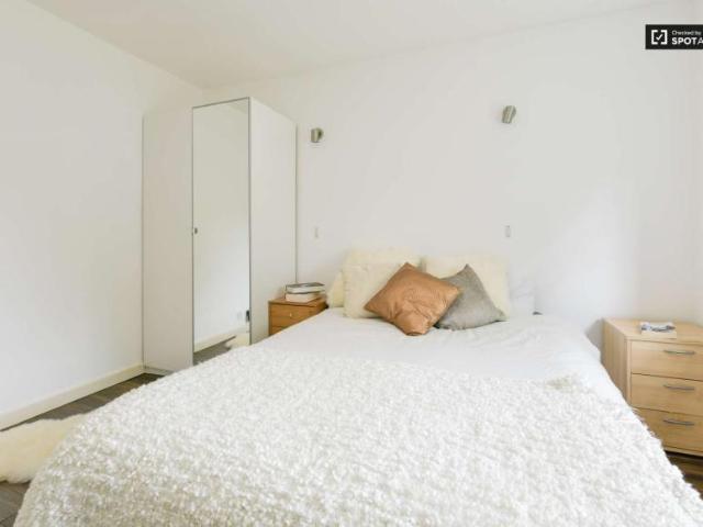 4 Bedroom Shared Living/roommate London London 96066147