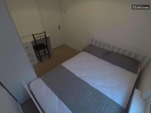4 Bedroom Shared Living/roommate London London 96178767
