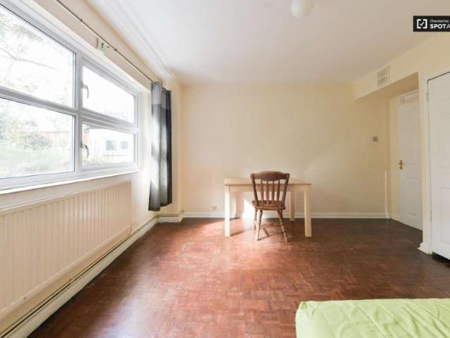4 Bedroom Shared Living/roommate London London 98498025