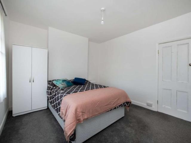 4 Bedroom Shared Living/roommate London London 99523109