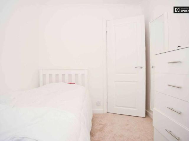 4 Bedroom Shared Living/roommate London London 99724797