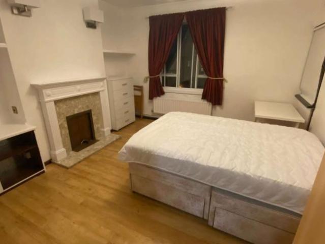 4 Bedroom Shared Living/roommate London London 99724933