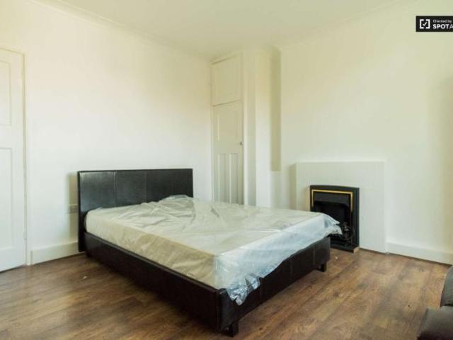 4 Bedroom Shared Living/roommate London London 99724940