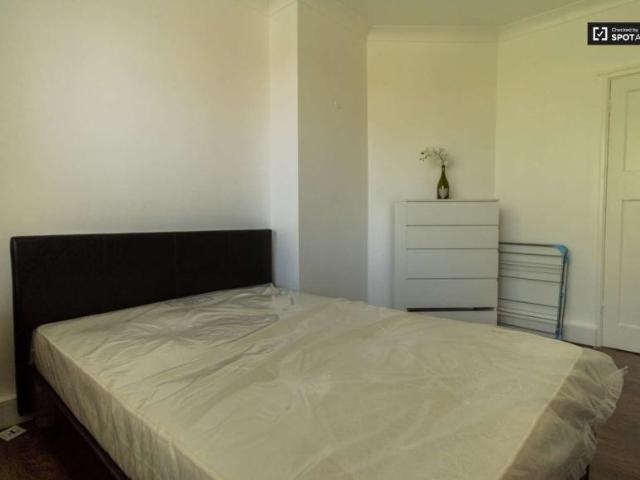 4 Bedroom Shared Living/roommate London London 99725004