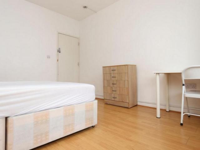 4 Bedroom Shared Living/roommate London London LS90559248